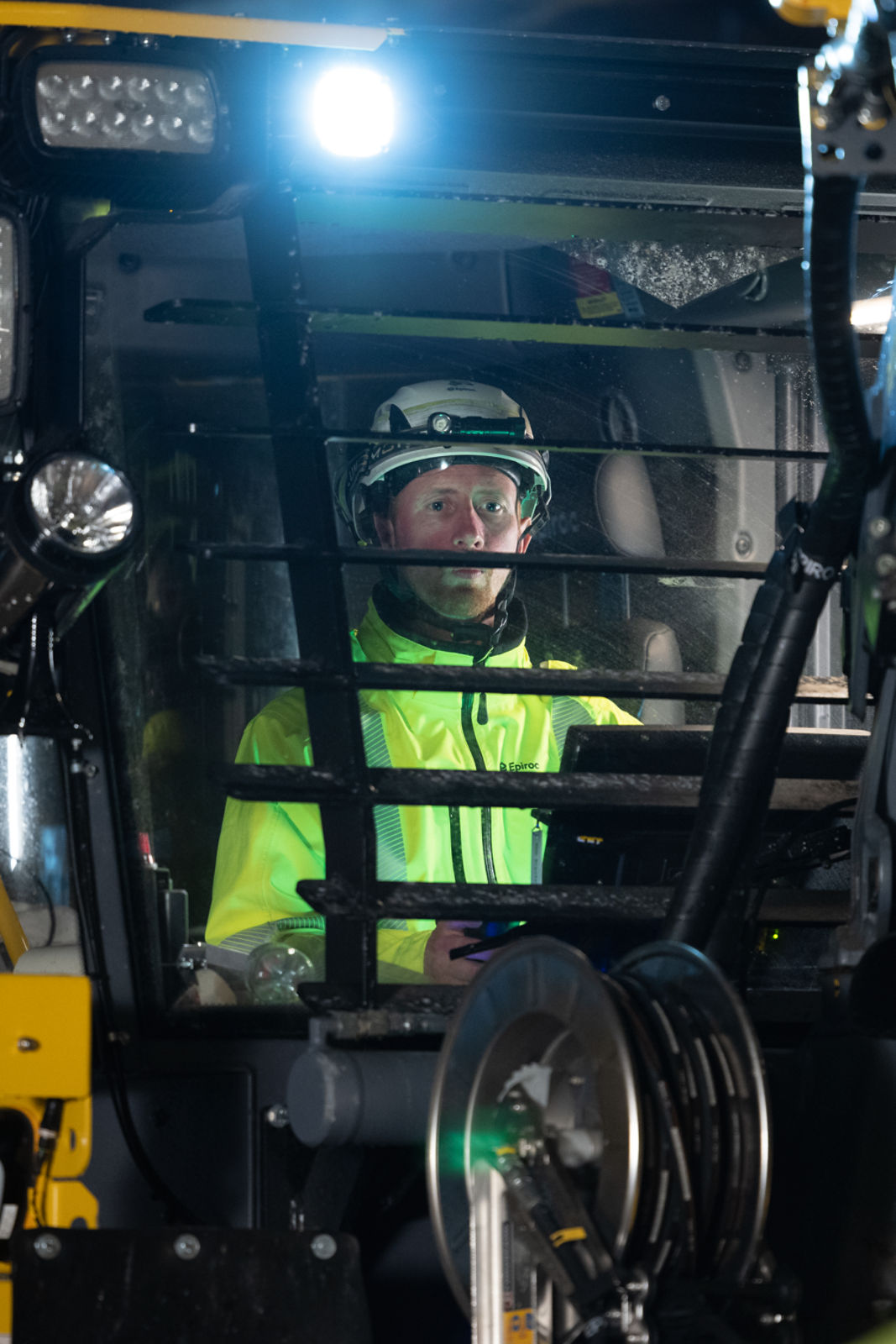 Tehokkuutta ja turvallisuutta kallion lujitukseen – Epirocin Boltec M10 ...