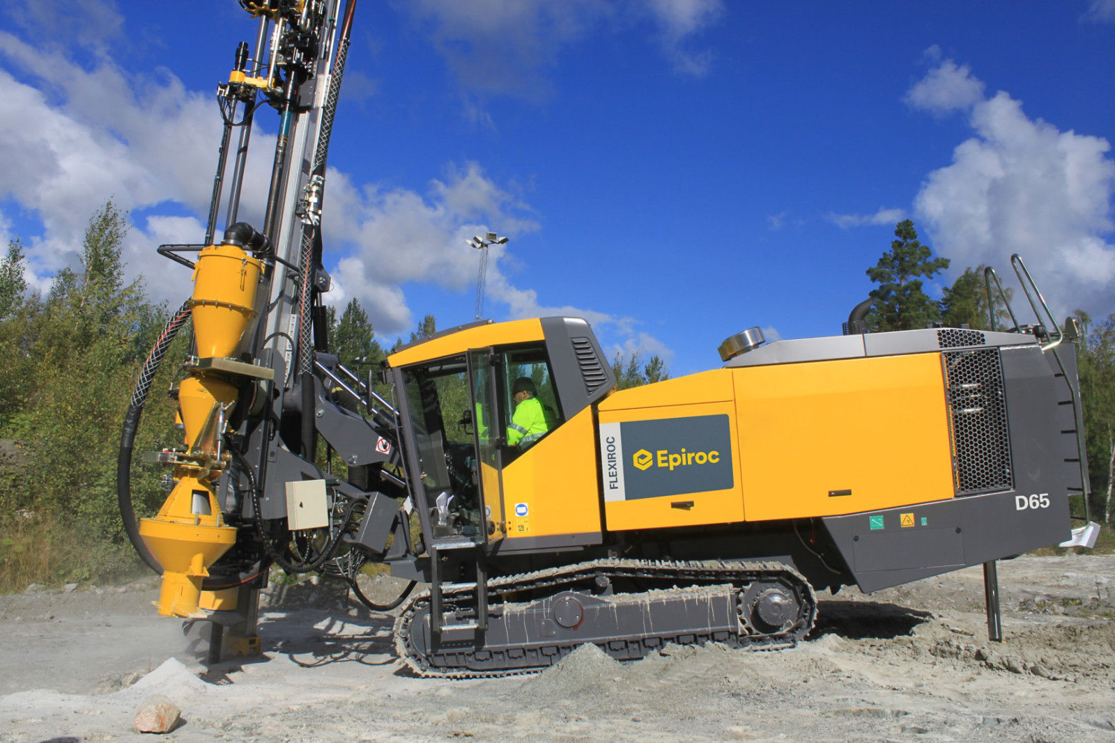 ROCMIN eleva a 51 su flota de equipos Epiroc, tras adquirir tres FlexiROC D65 | Epiroc